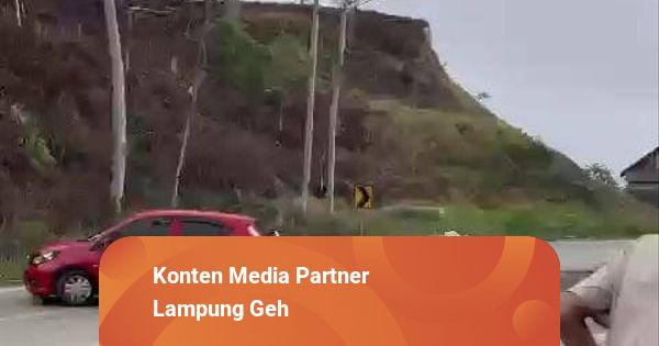 Viral Aksi Kejar-kejaran, Mobil Pencuri Kabur hingga Tabrak Polisi di Lampung | kumparan.com